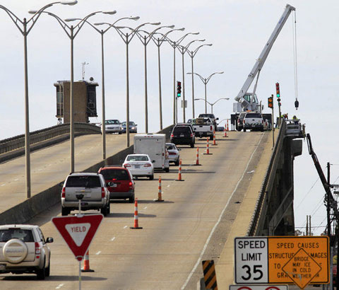 Towboat Strikes Lapalco Bridge in Harvey, La. - G&E
